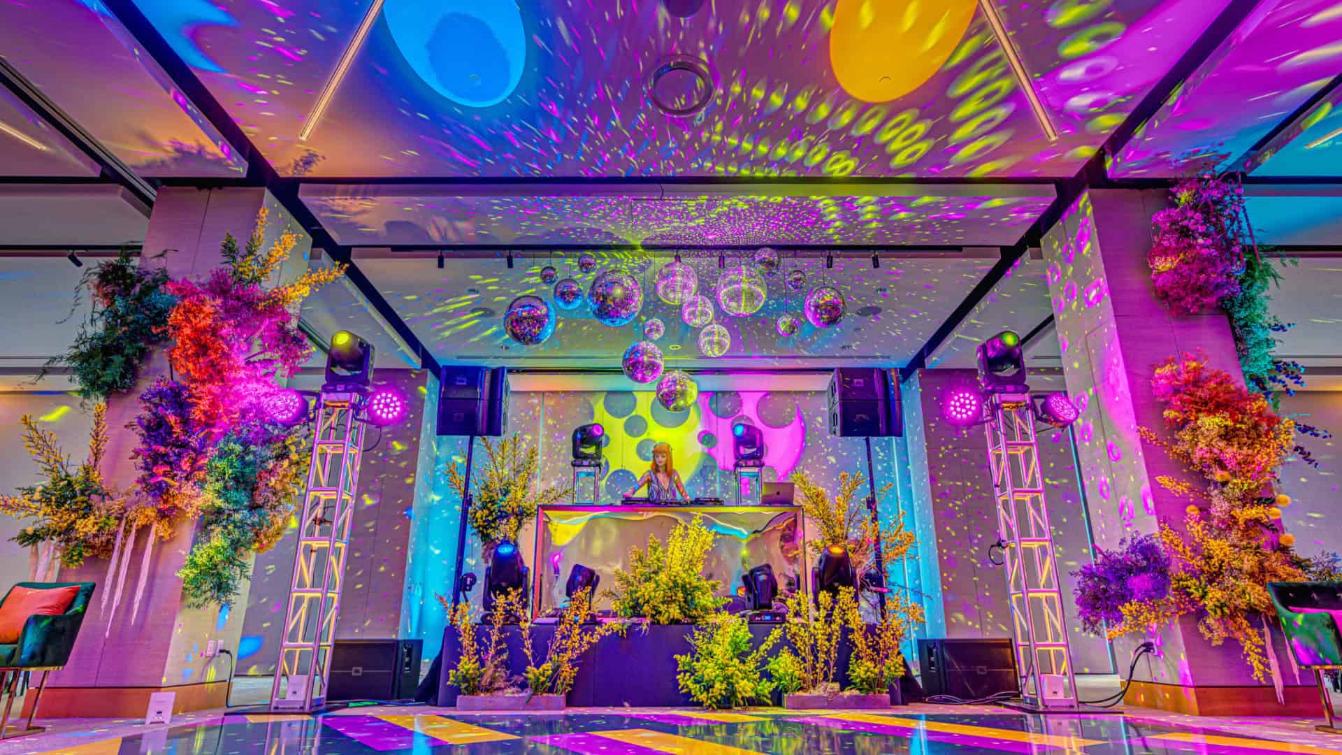$5 gets you a night of food, drinks & art at The James Museum’s glow party